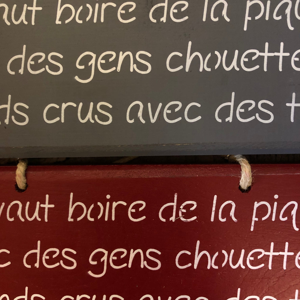 Pancarte:"il vaut mieux boire de la piquette avec des gens chouettes ...